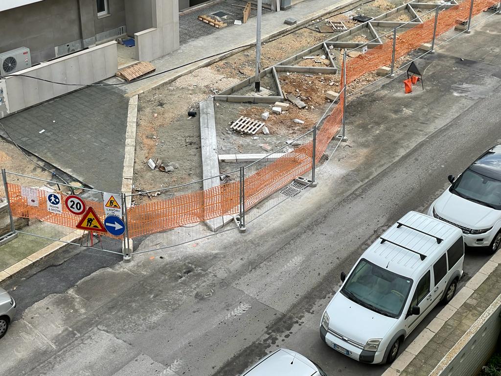 Lavori illegittimi sulla strada pubblica di via Ariosto in Monopoli ...