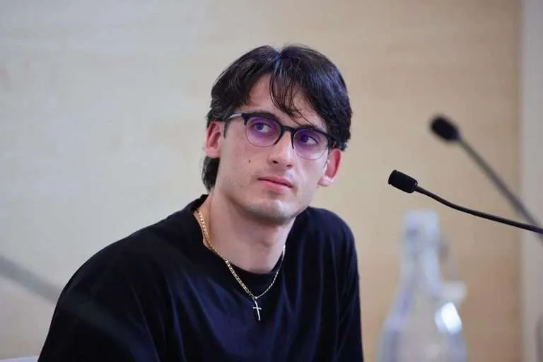 Don Alberto Ravagnani, 33 anni, non è più sacerdote. - Monopoli Tre Rose